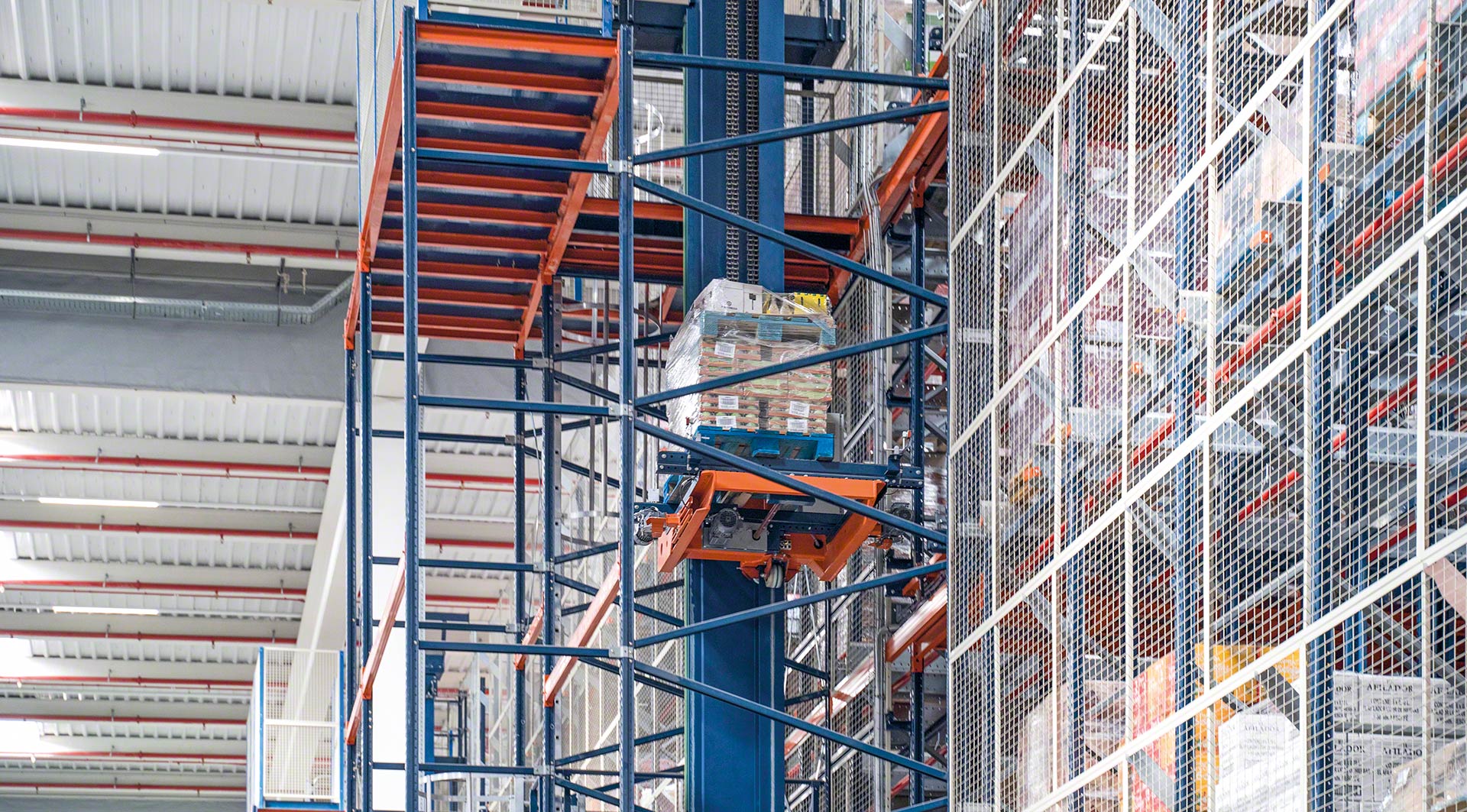 Elevatori di pallet (trasportatori verticali) - Mecalux.it